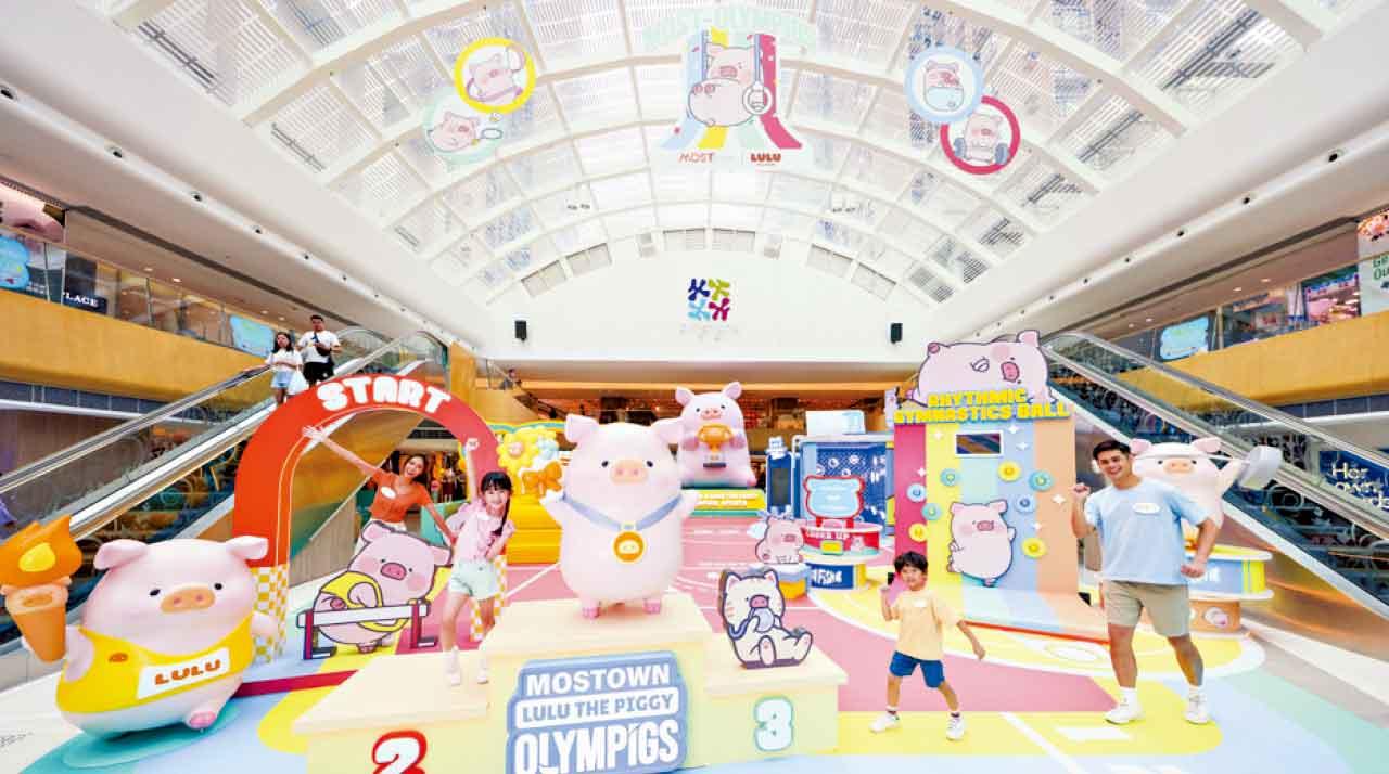 一家大細暑假動起來！LuLu豬活力現身MOSTown新港城中心 全港首個5.5米高毛絨版充氣罐頭豬LuLu可愛登場 | am730