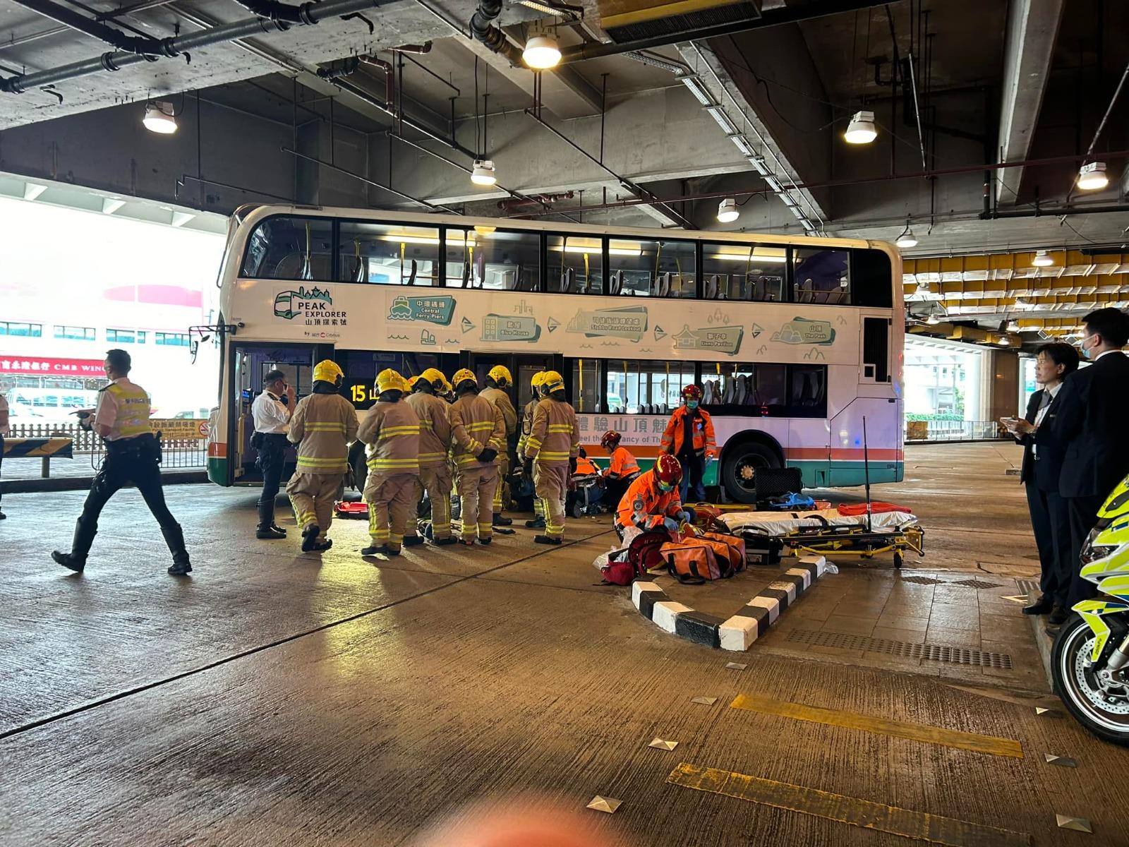 中環交易廣場巴士總站男子遭城巴撞倒 捲車底一度被困 | am730