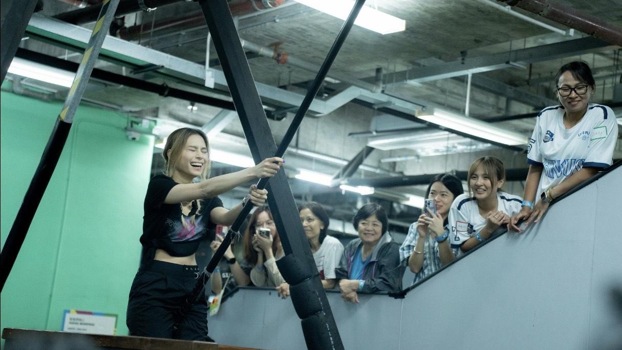 Gin Lee與200歌迷搞生日運動會 玩空中飛索失敗嗌：你個嘢壞咗呀 | am730