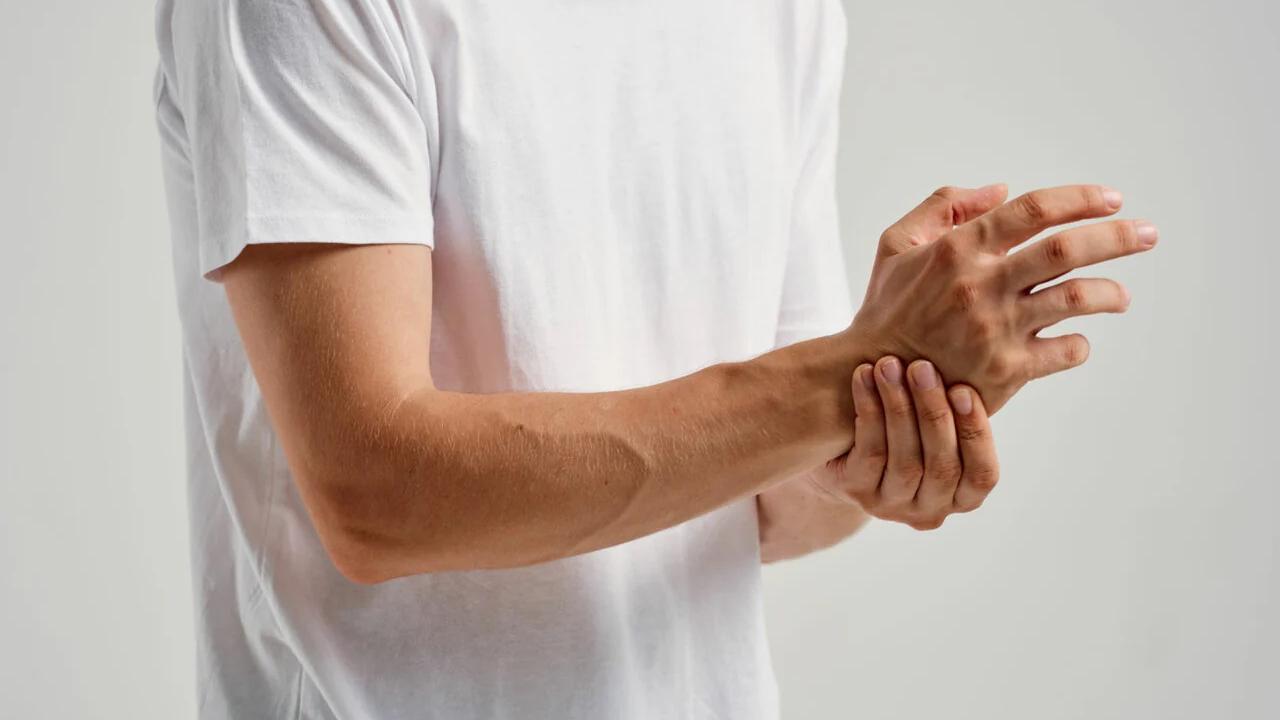 35歲壯男被機台壓傷手掌 「鏡像治療」助恢復功能 | am730