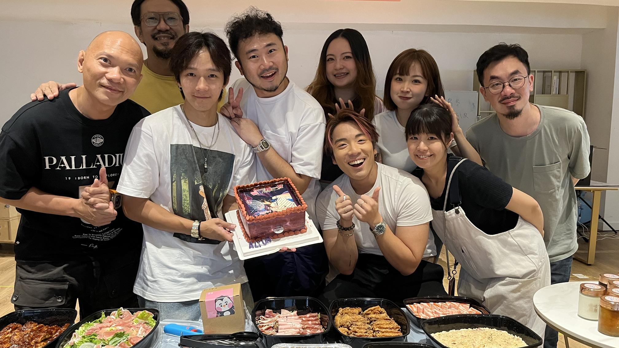 Alton王智德35歲生日 排練舞台劇驚喜獲贈「燒」蛋糕 | am730