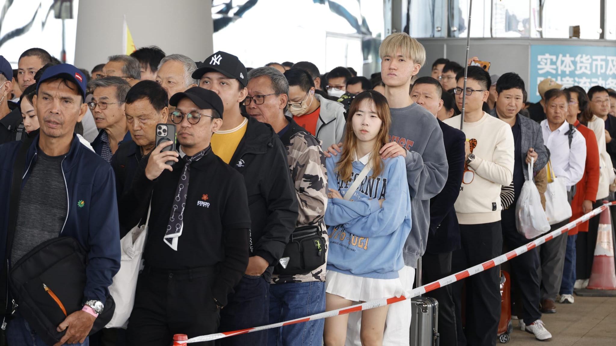 港珠澳大橋口岸重開 關口現人龍 大批旅客等候過關 | am730