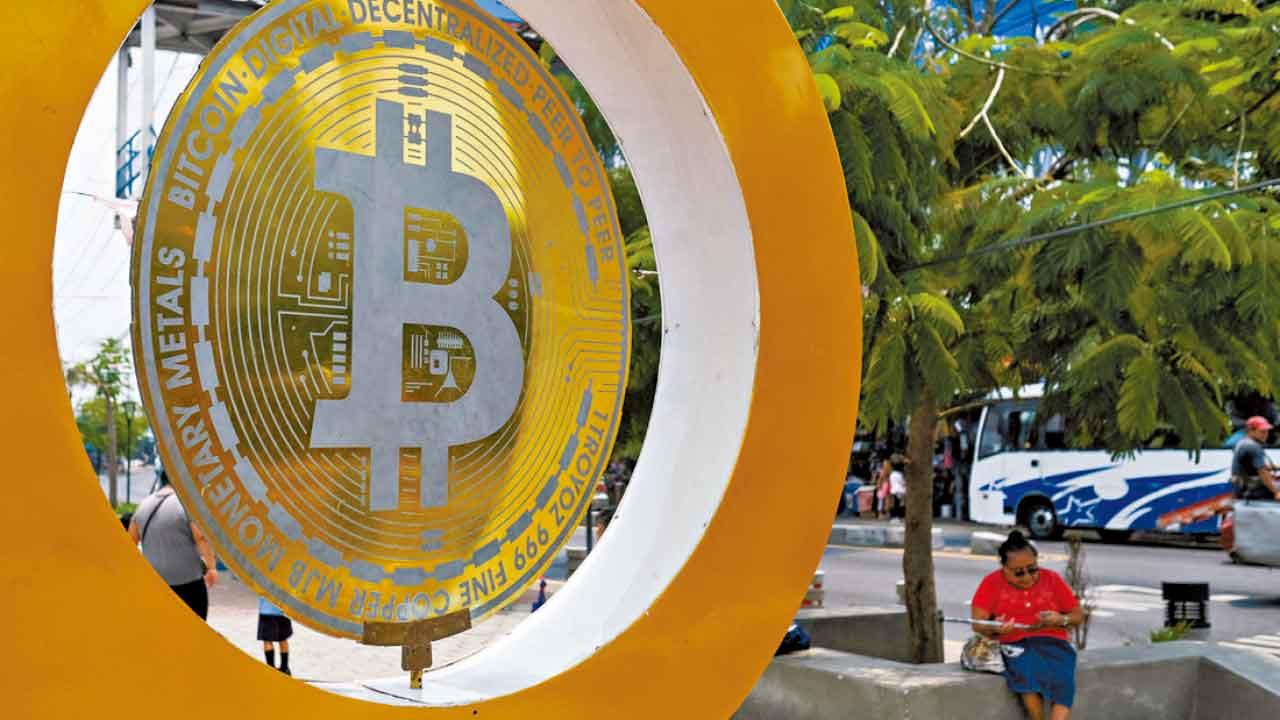 傳白宮擬設專員推動 比特幣火上澆油 曾衝破98000 距10萬關半步之遙 | am730