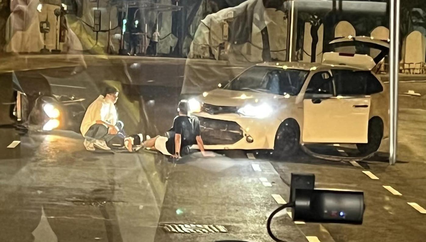 屯門電單車與私家車相撞 64歲鐵騎士倒地受傷 | am730