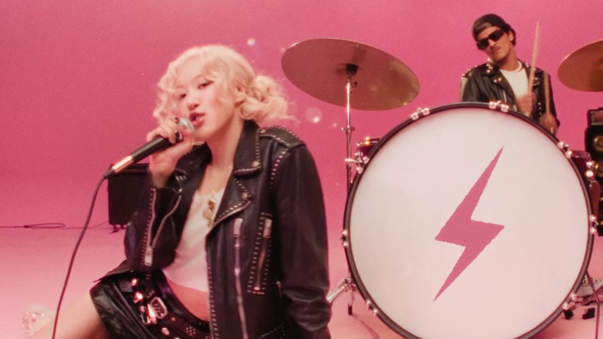 Rosé《APT.》上架22日破3億次點擊 蟬聯Billboard Global 200榜3周冠軍 | am730