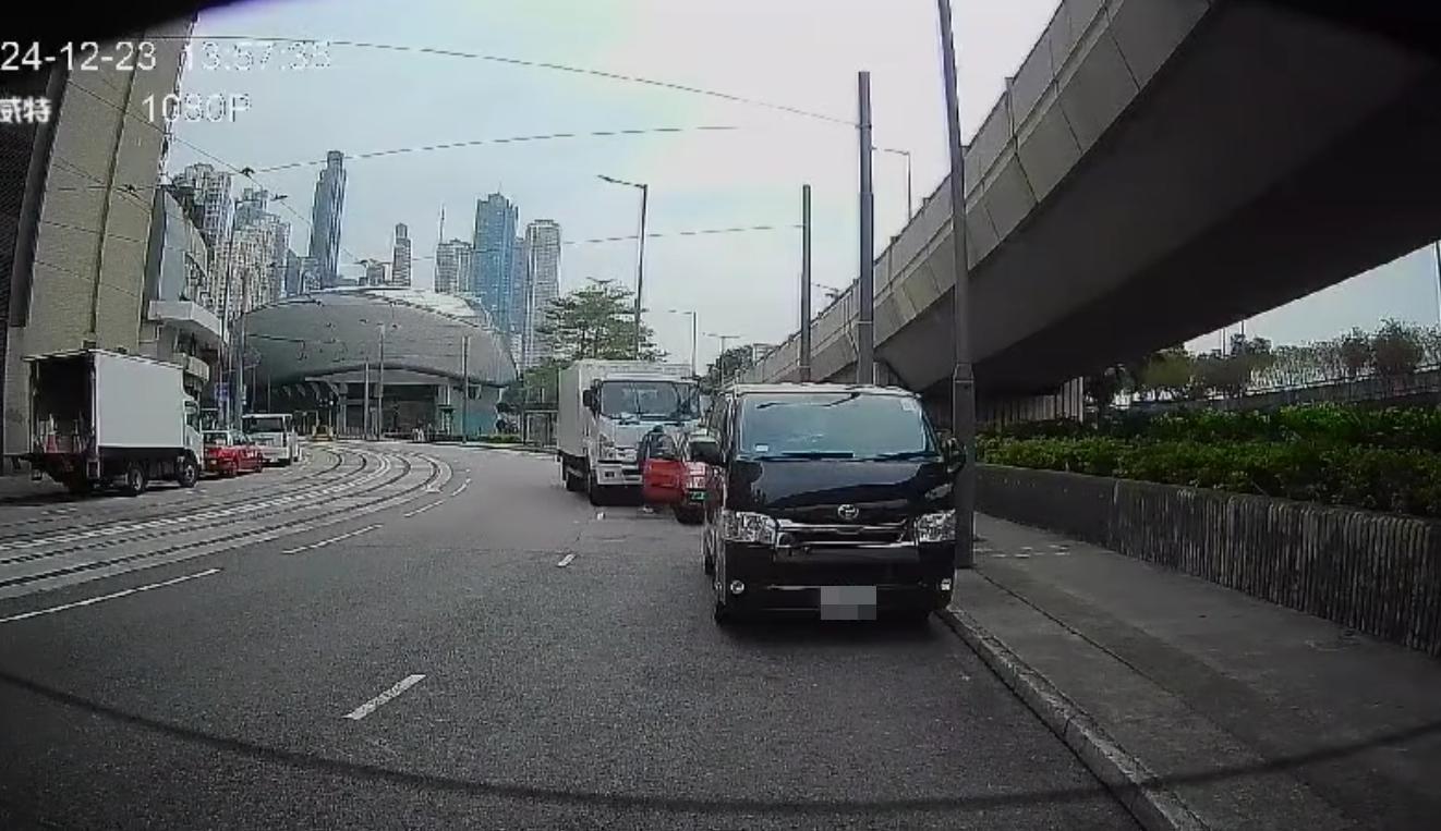 車Cam直擊｜西環4車「串燒」相撞 的士司機落車遭貨車猛撼捲車底 | am730