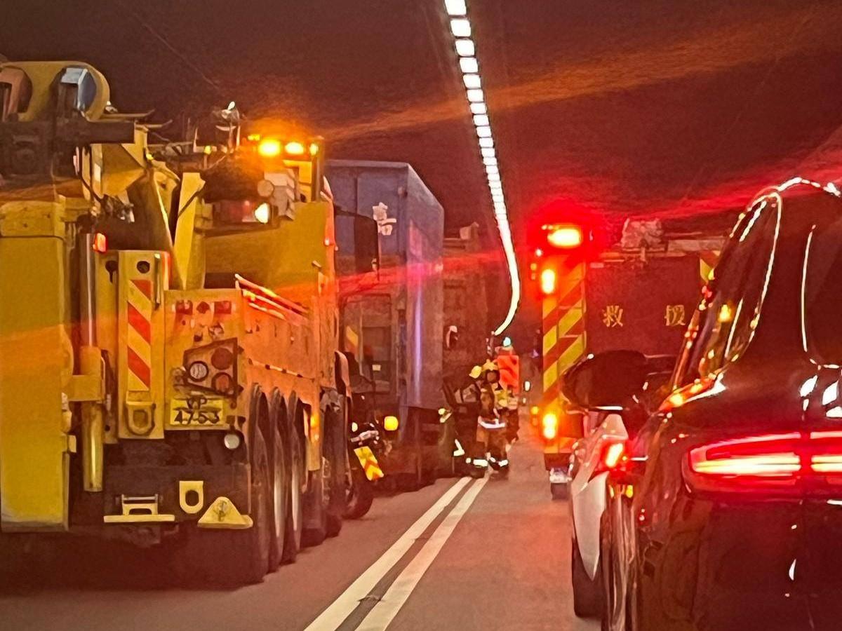 龍山隧道4車相撞至少兩人傷 現已實施單管雙程行車 | am730
