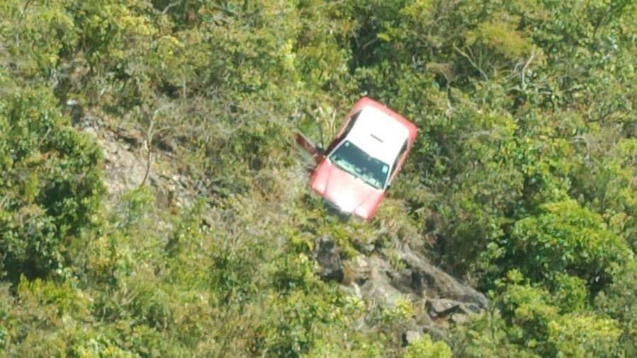 車Cam直擊｜西貢的士自炒墮山坡 66歲司機疑踩錯油門釀禍受傷 | am730