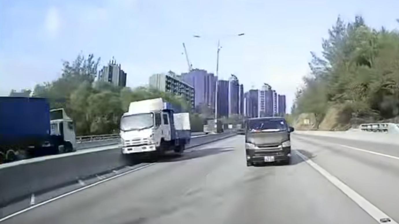 車Cam直擊｜屯門公路貨車失控Z型跨3線亂撞二人傷 網民：佢心臟病發咁喎 | am730