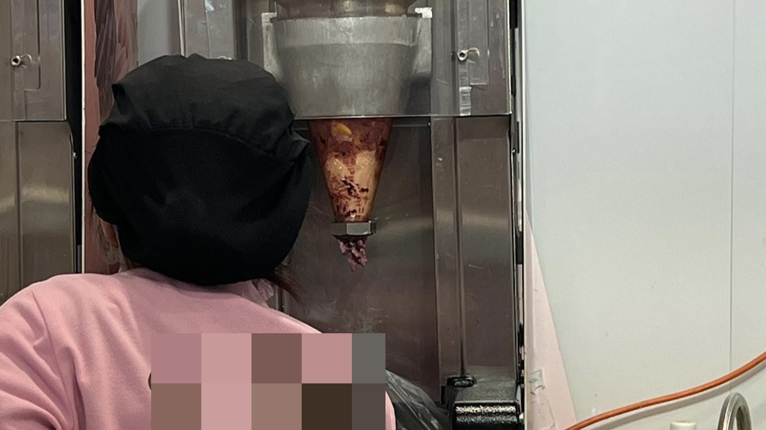 網上熱話｜港女買雪糕指抗拒椰子味要求先洗機 被轟「西客」 | am730