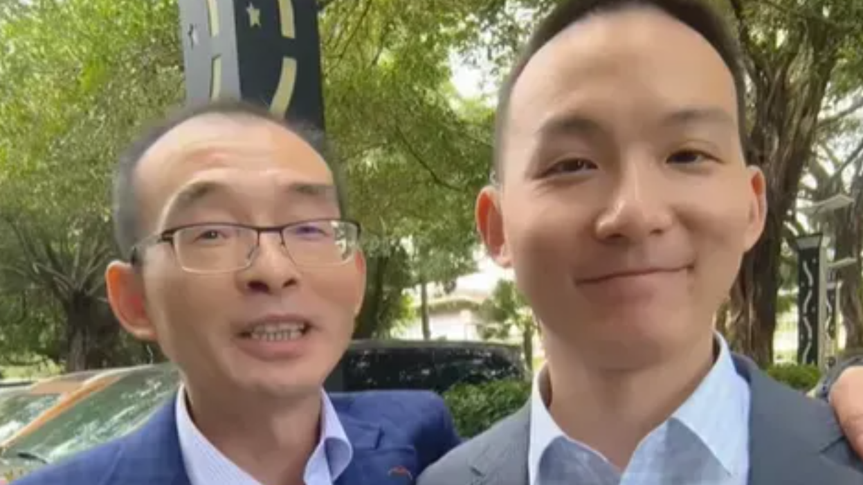 深圳富豪謝岳與被拐走24年兒子重聚 即送300萬名車及銀行卡 | am730