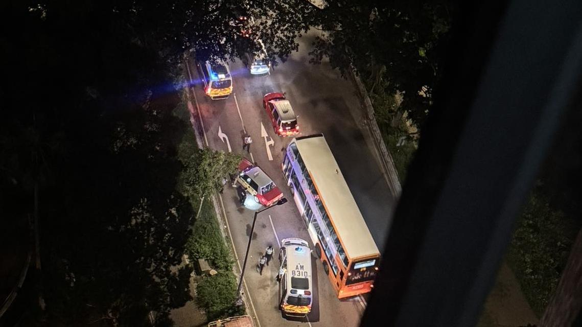 上水的士停雙黃線遇查連環衝燈 警擎槍拘76歲男司機 | am730