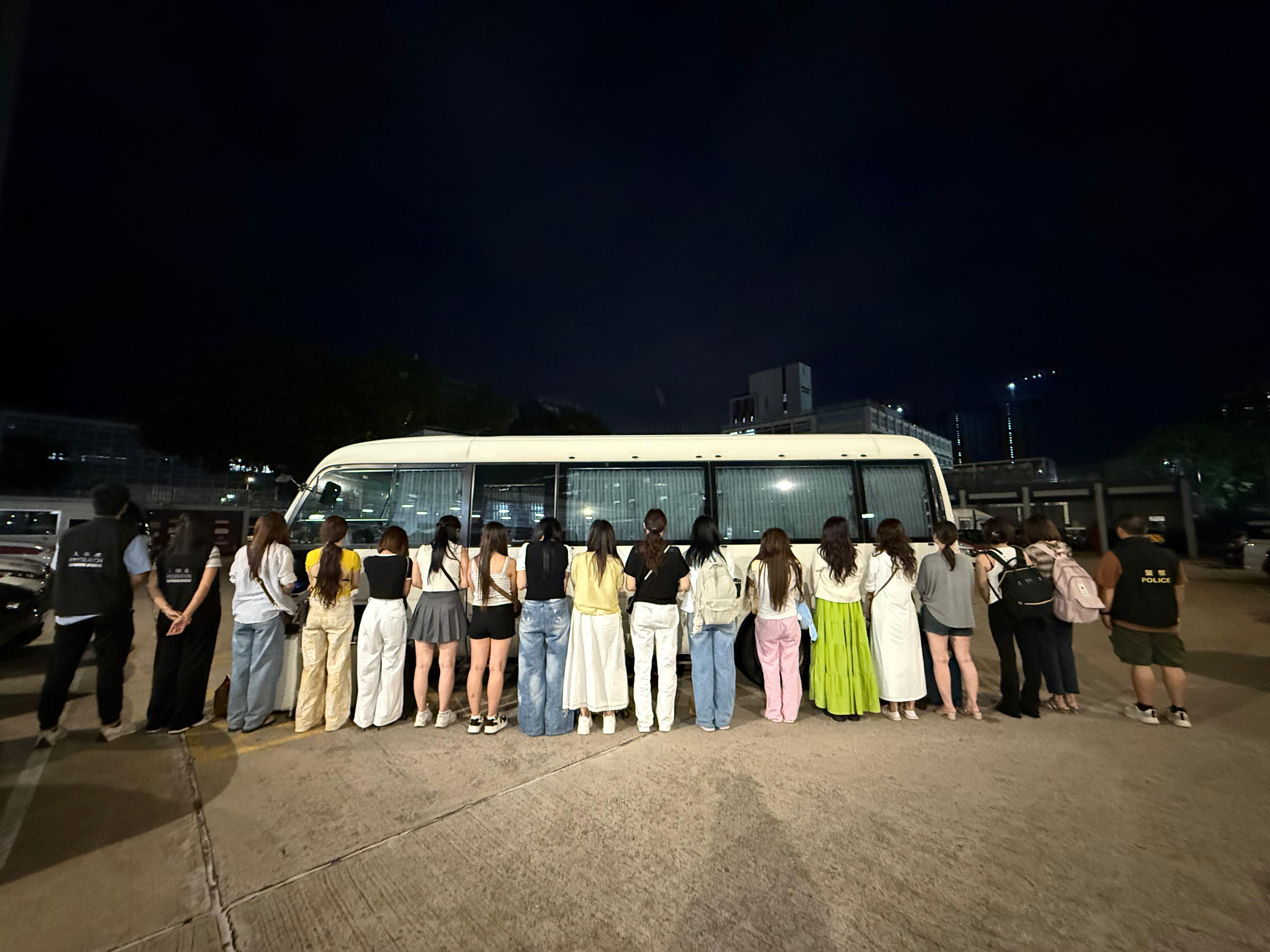 警聯同入境處元朗掃黃拘23內地女 最大54歲 | am730