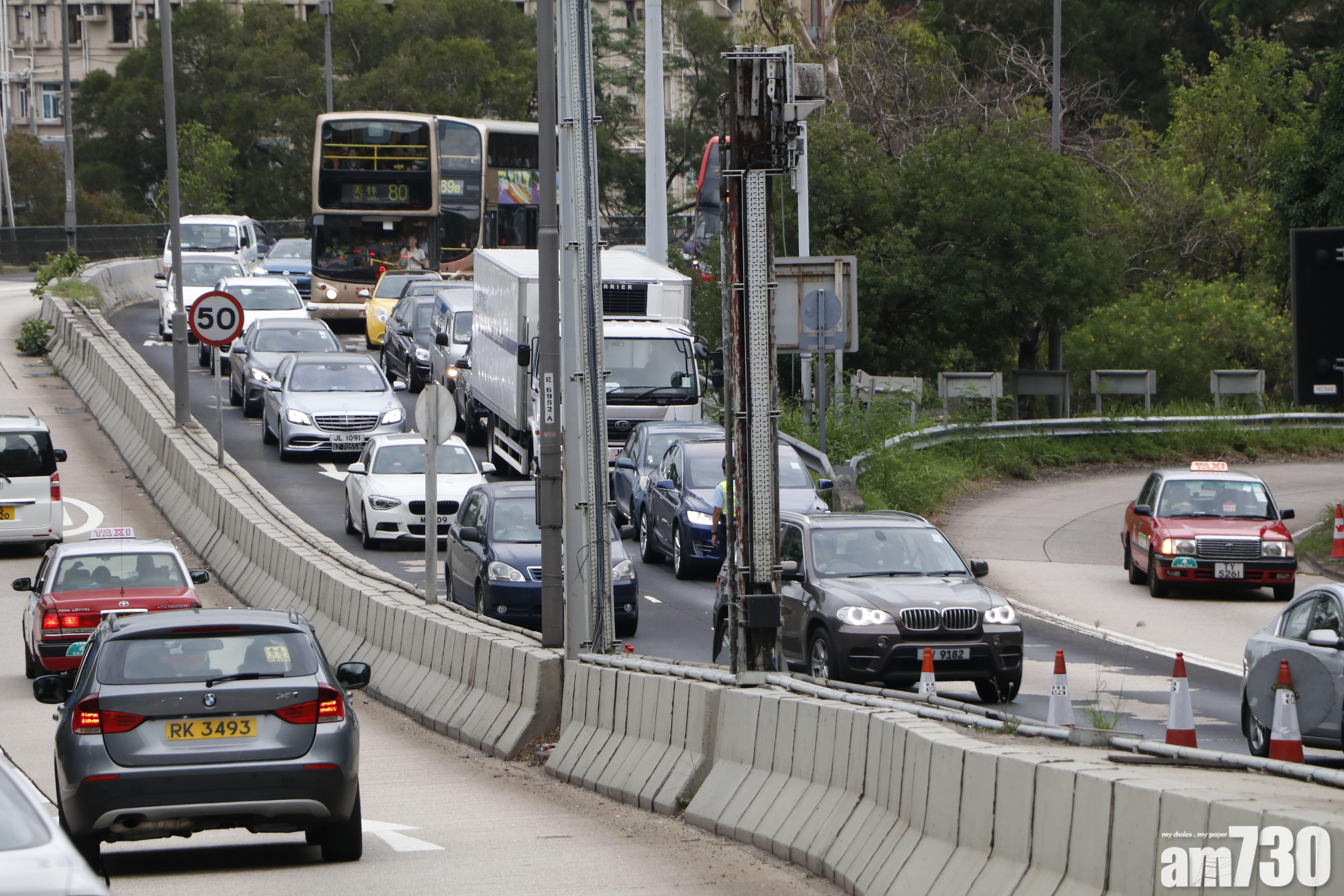 Uber司機涉偷拍 警檢逾800段裙底片 | am730
