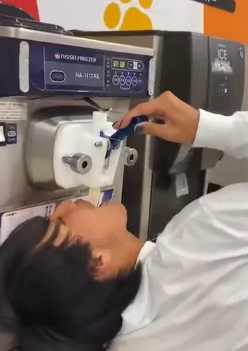 壽司郎事件翻版？日男卡拉OK直接唧雪糕入口 涉案友人被捕稱「想要被炎上」 | am730