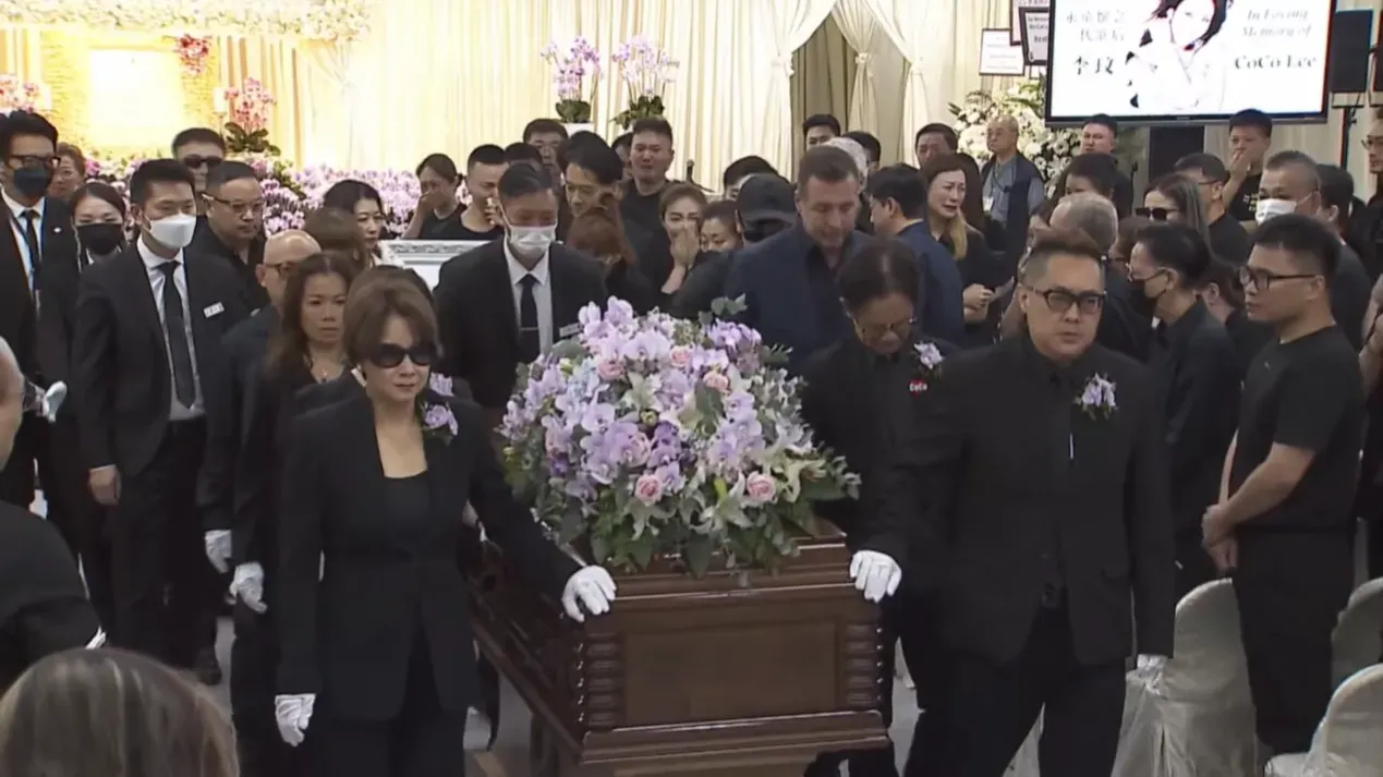 李玟Coco出殯｜姊夫、甄妮扶靈 丈夫Bruce姍姍來遲再引爭議 | am730