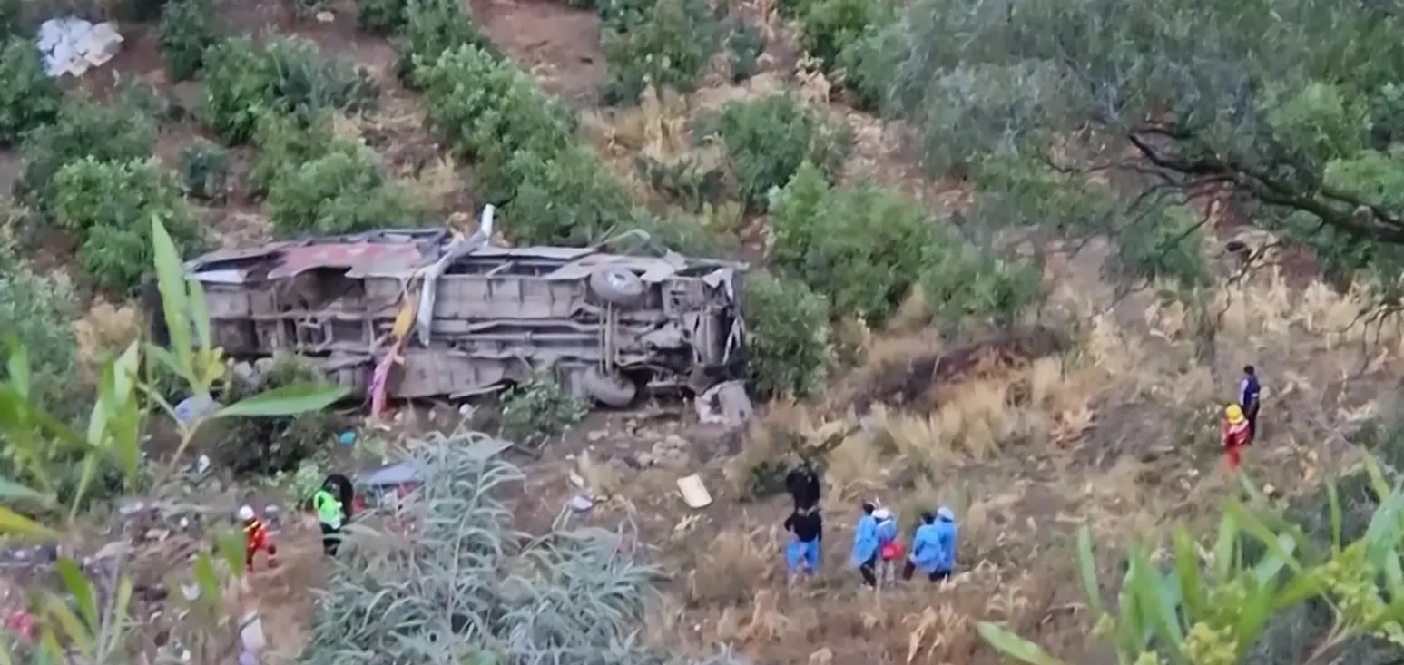 祕魯巴士行經安地斯山脈失控 跌落150米深峽谷釀24死21傷 | am730
