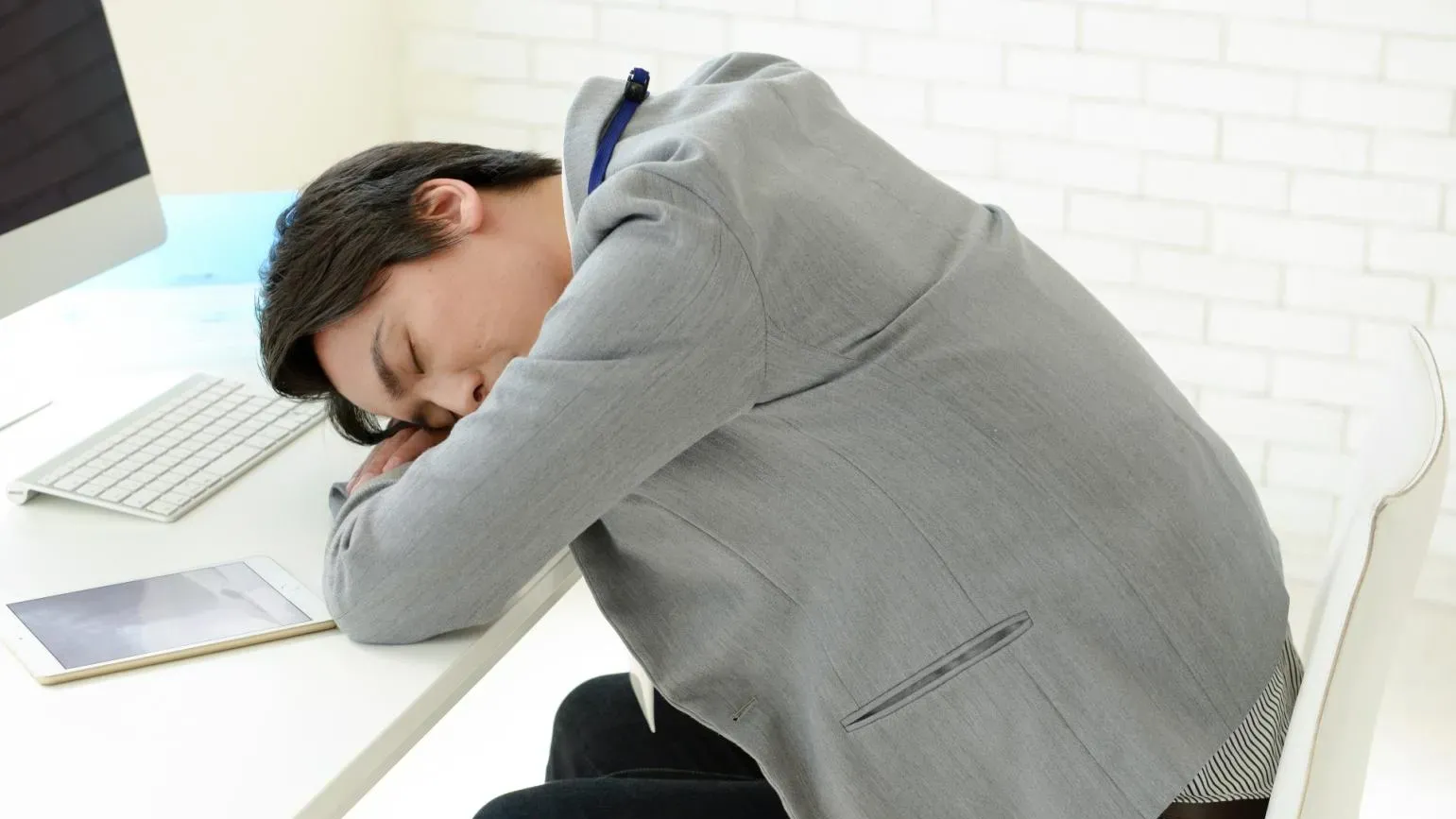 內地男上班爆睡一小時遭開除 氣告法院獲賠35萬 | am730